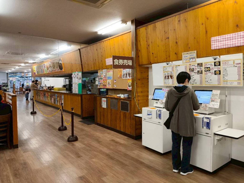 【鹿児島・川辺】24時間営業の「AZかわなべ」フードコートでコスパ最強のからあげ定食を食べてきた！ | カゴシマガジン